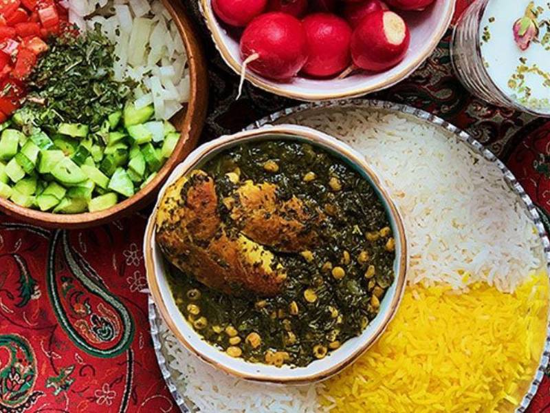 سبزی مرغ ترش شمالی شامل چه سبزی هایی است؟ | نیمه شب